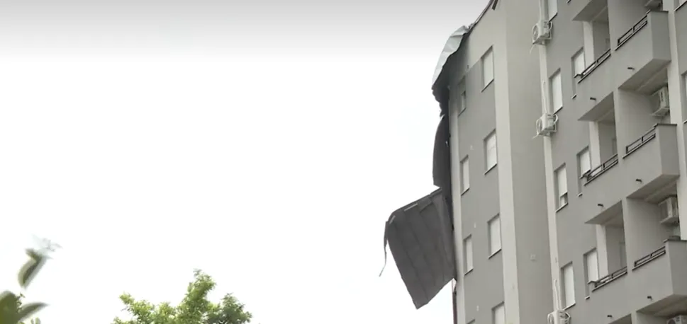 Deo krova i dalje visi sa 6. sprata u Borči, pričvršćen samo ekserima ...