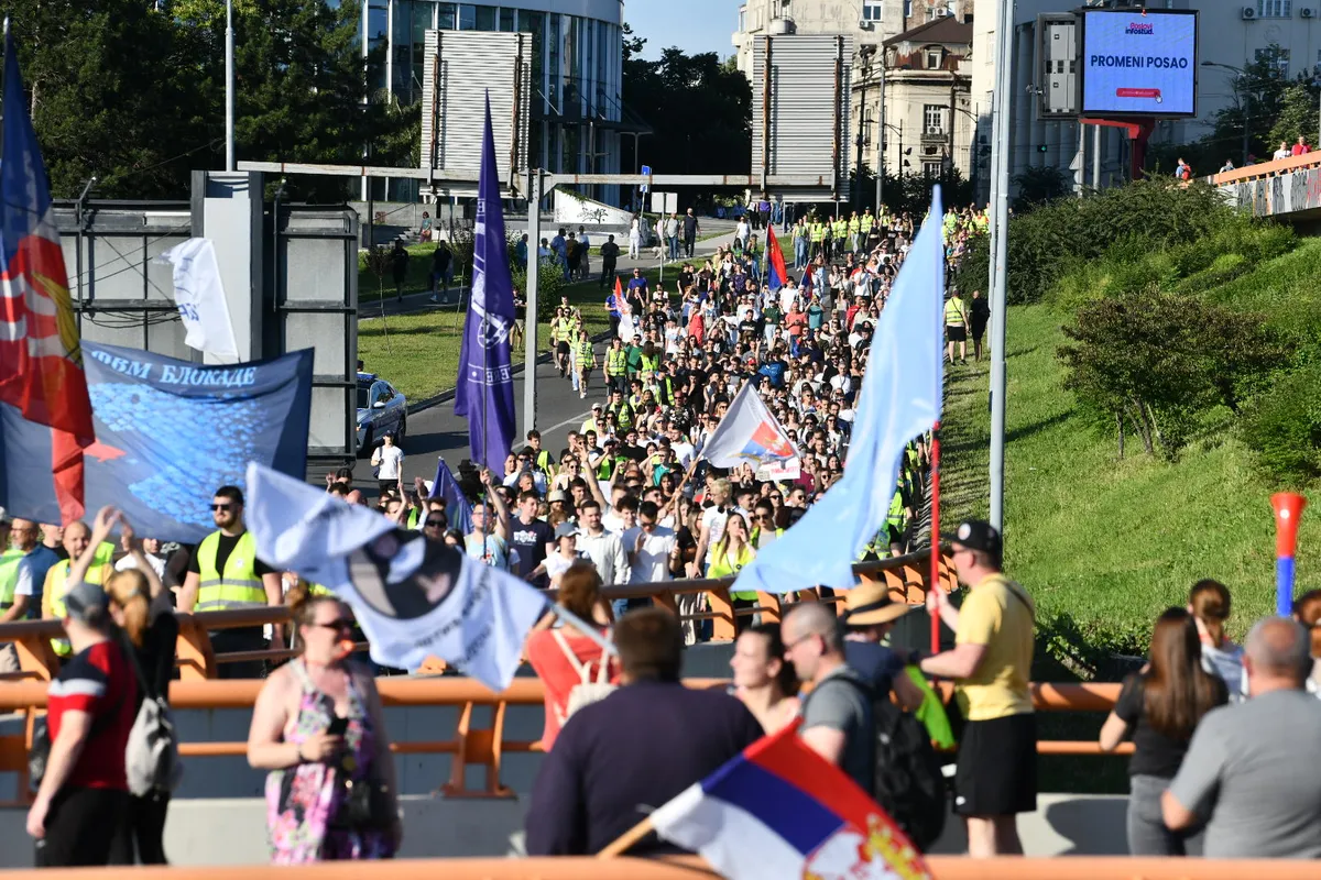 Studentima pre predstave ukraden barjak - nova.rs