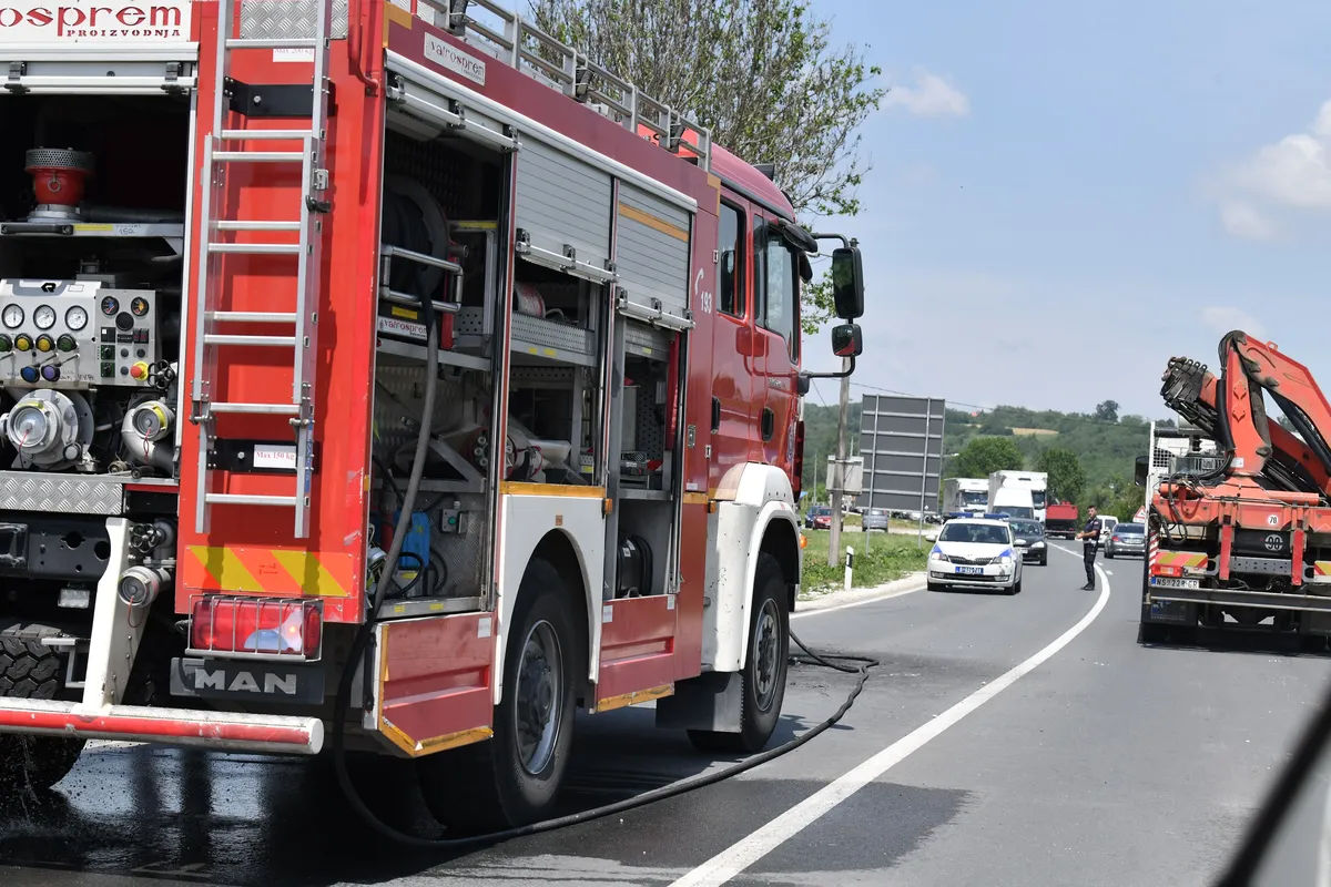 Gori automobil na auto-putu ka Šidu - nova.rs