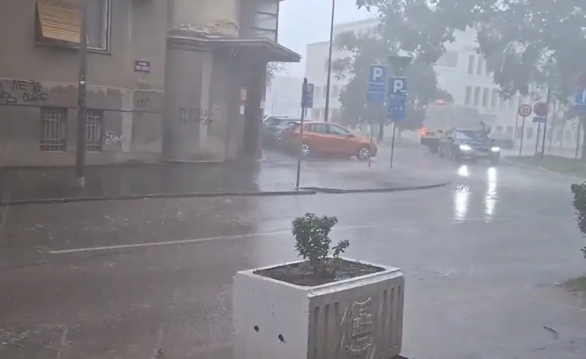 Pogledajte snimak nevremena koje je pogodilo Novi Sad: "Ulice već su ...