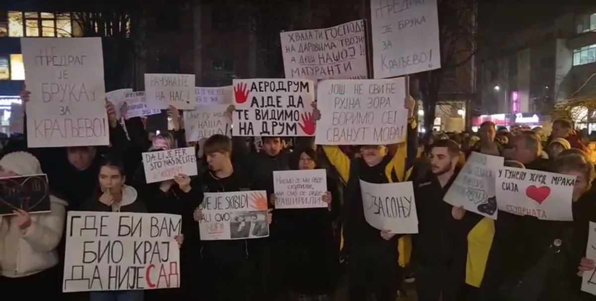 Protestna šetnja u Kraljevu u znak podrške Sonji, studentima i ...