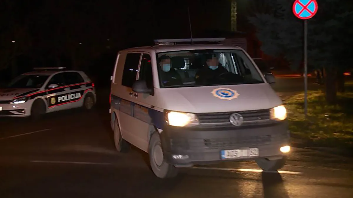 Spasoje u službenom autu Civilne zaštite vozio golu žensku osobu, pa ...