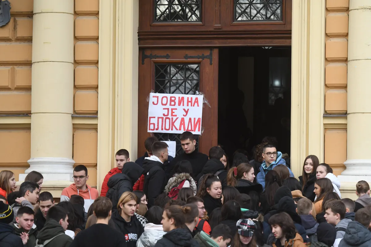 Roditelji Jovine gimnazije tvrde: Direktor počinio krivično delo ...