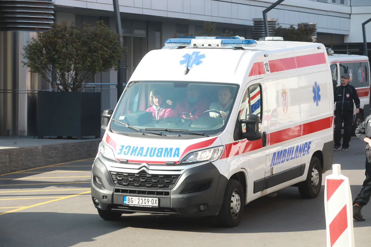 Došao da pomogne prijatelju, pa pao sa kuće: Muškarac teško povređen u ...