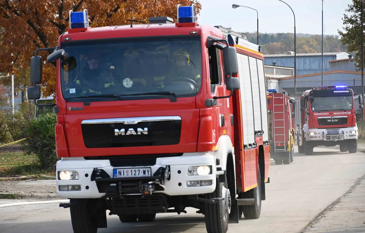 Požar u garaži na Zvezdari, vatra zahvatila nekoliko automobila ...