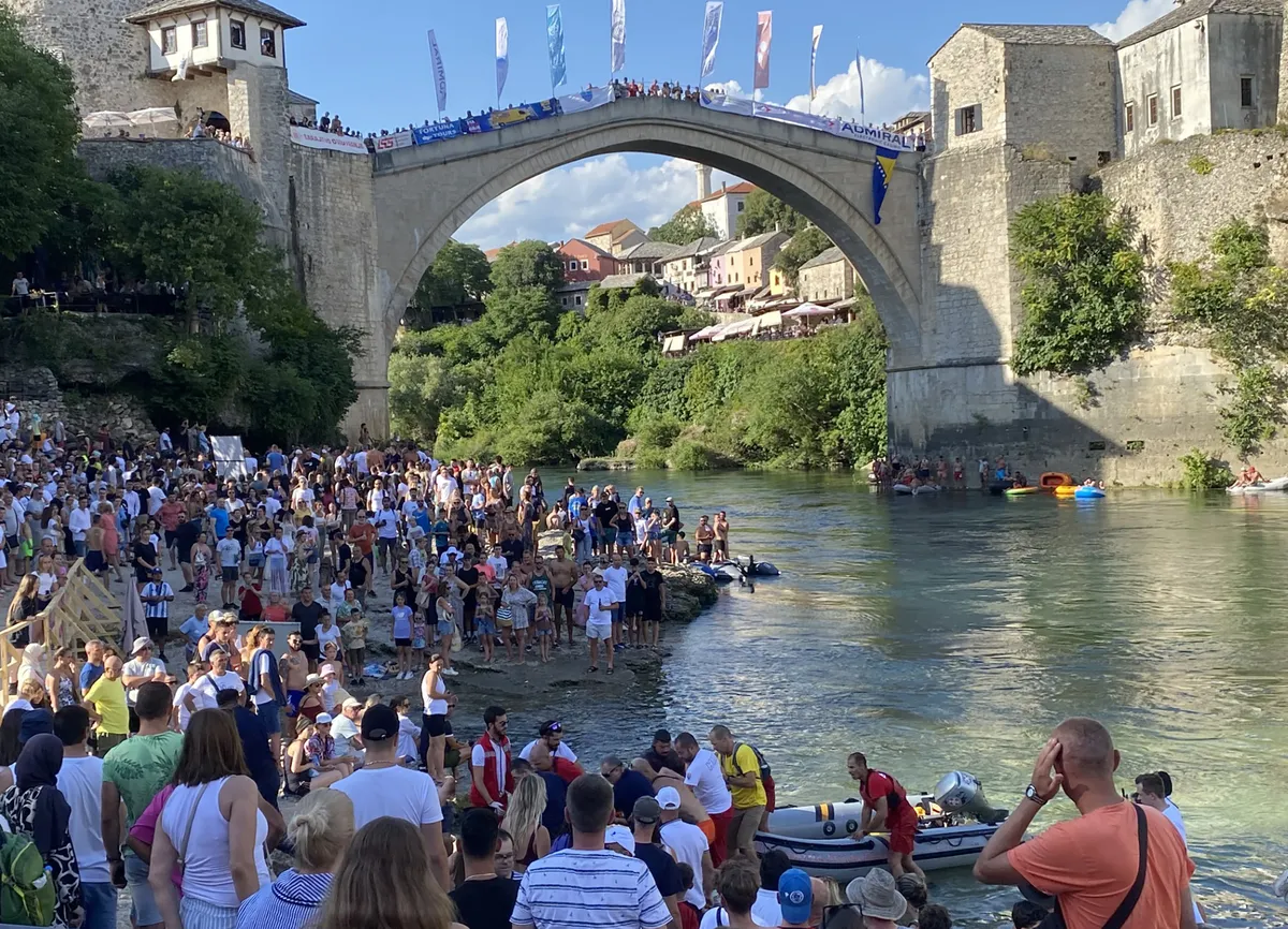 Drama u Mostaru tokom skokova sa Starog mosta: Turistkinja sa terase ...