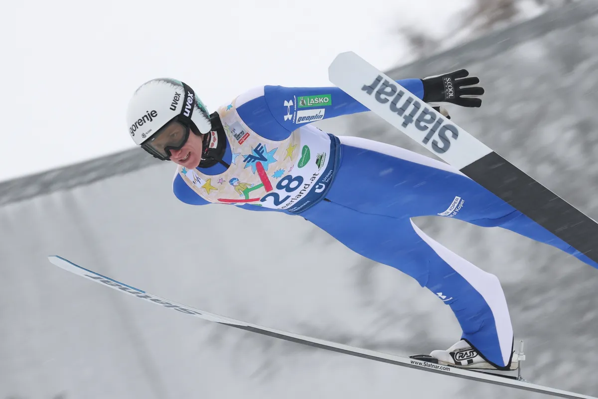 VIDEO Jeziv pad poznatog ski skakača: Slovenac se srušio sa velike ...
