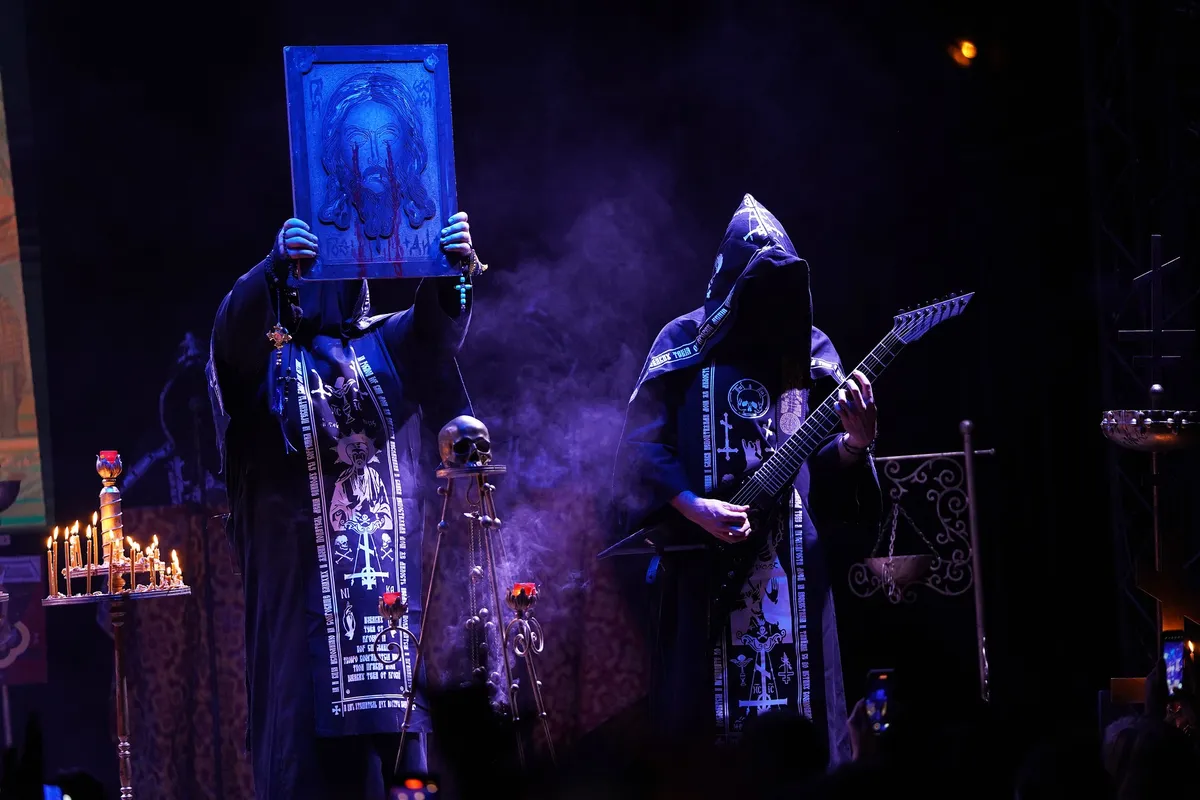 Iguman Arsenije "sprečio" koncert poljskog metal benda "Batuška" na ...