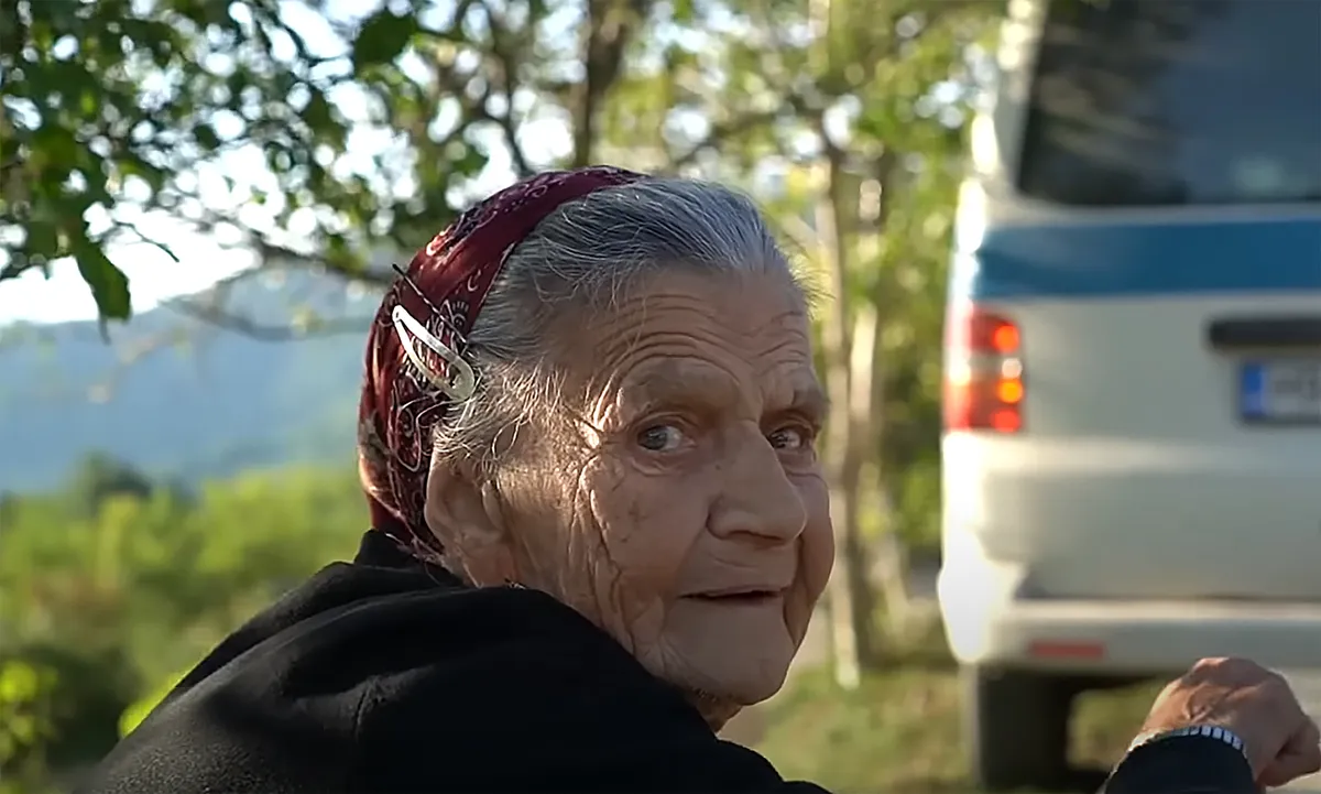 Baka Mara (84) skinula maramu i pokazala kosu - koja nikad nije videla ...