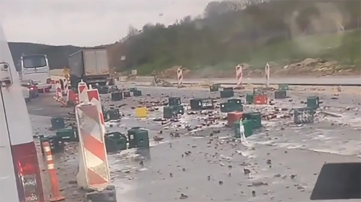 Gajbe piva rasute po putu: Nesreća kod Bubanj Potoka, usporen saobraćaj ...