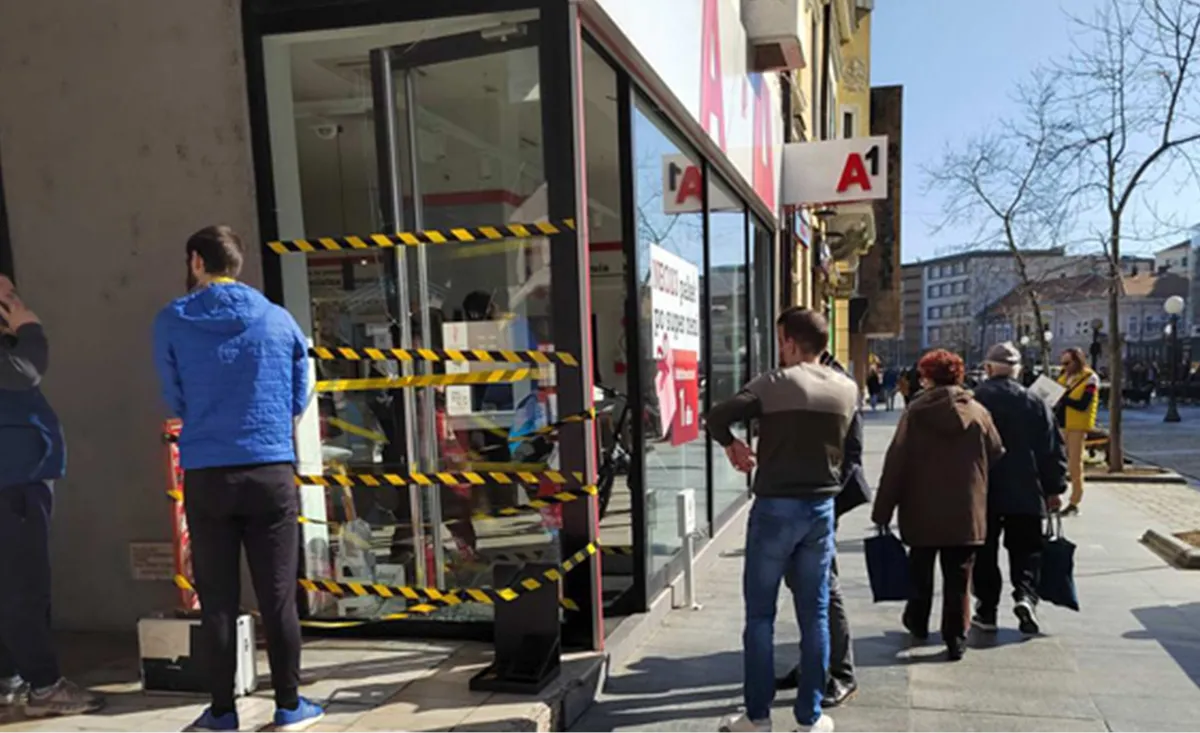 Obijena poslovnica mobilnog operatera u Kragujevcu: Polomljen izlog ...