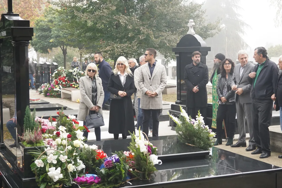 "Da mogu rekao bih mu samo ovo": Nikola Rokvić sa porodicom na pomenu ...