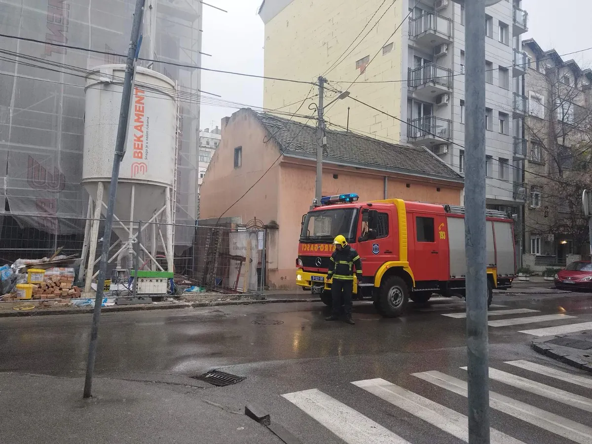FOTO Prve slike s mesta tragedije u Beogradu: Radnik propao kroz okno ...