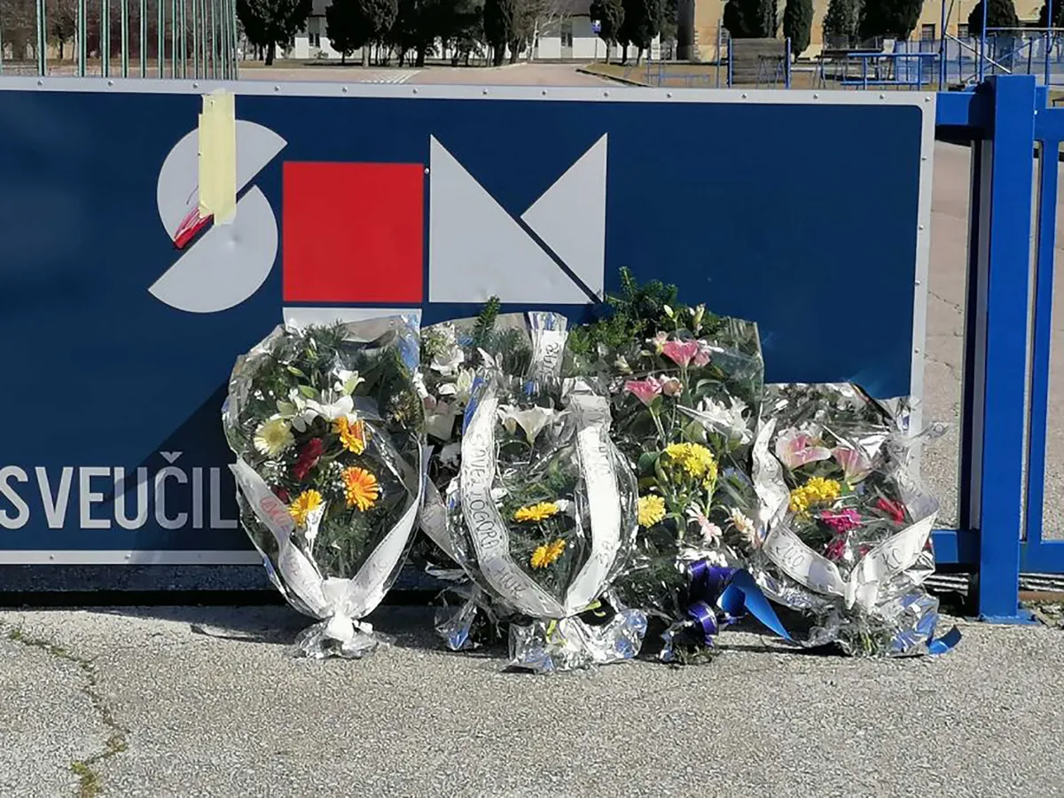 Logorašima zabranili posetu logoru Heliodrom, cveće položili kod kapije ...