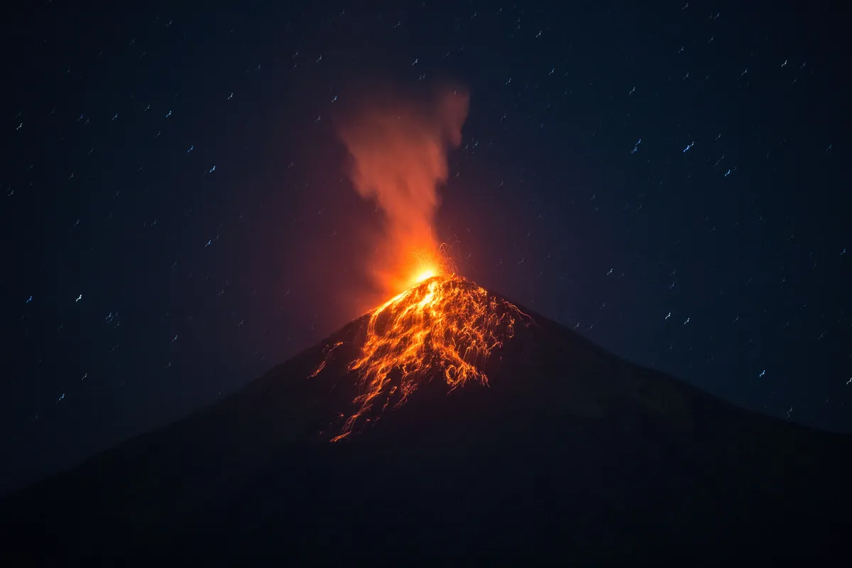 Lava na sve strane: Proradio vulkan Fuego (FOTO) - nova.rs