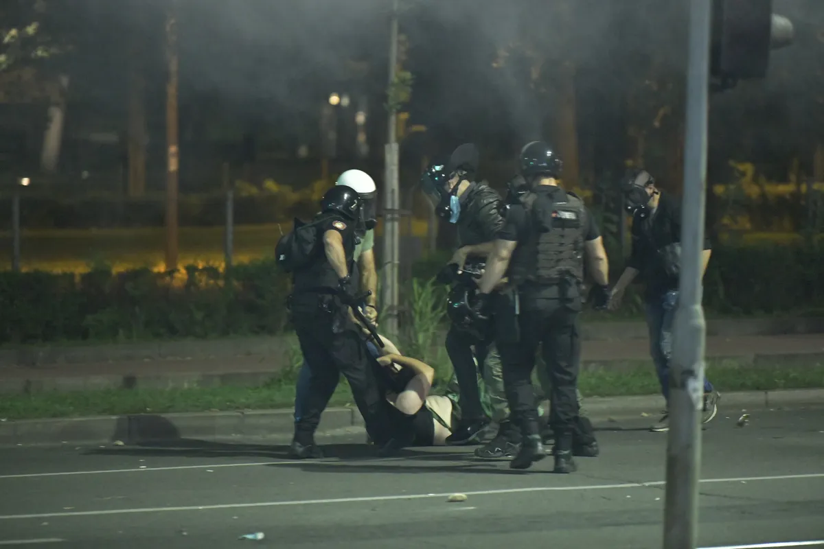 Policija mu polomila rebra i kuk, a dobio bednu odštetu - nova.rs