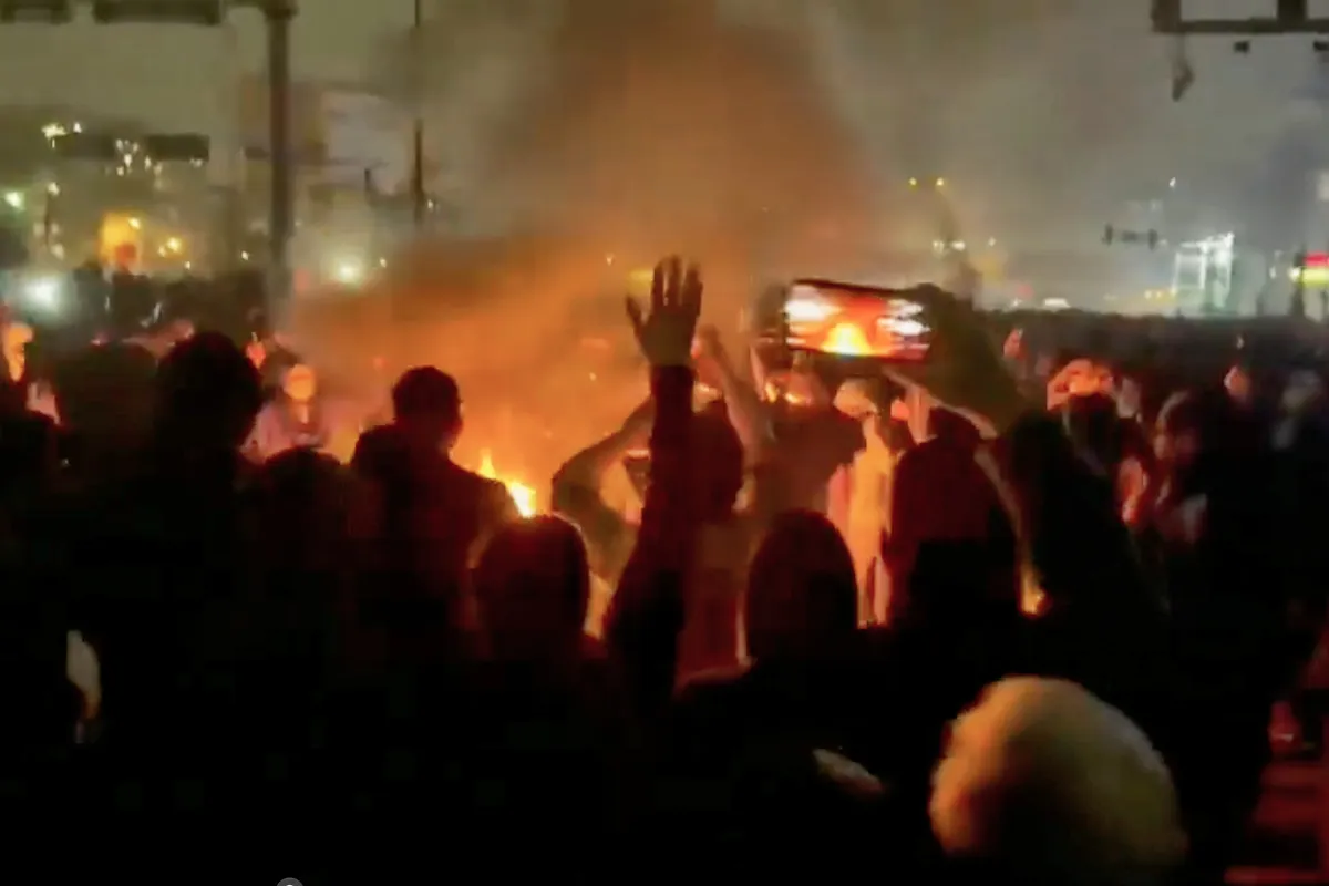 Najmanje 2.000 mrtvih, snajperi na krovovima, vojska puca da ubije ...