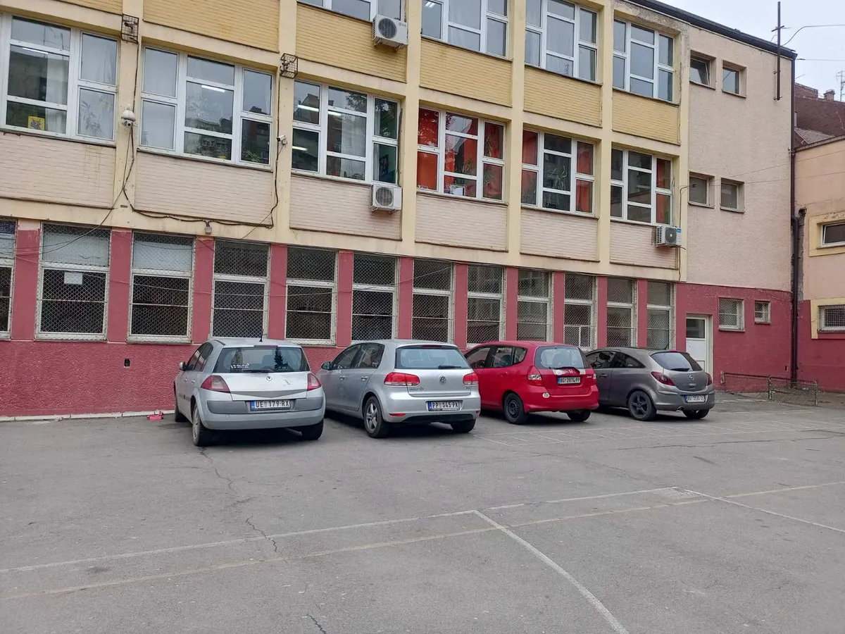 Roditelji đaka na Paliluli besni na direktora škole: Tvrde da je od ...