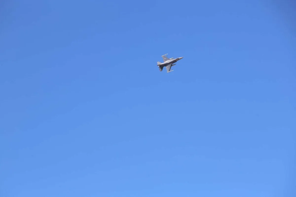 VIDEO Dramatična potera na nebu iznad Dubaija: F-16 srušio iranski ...