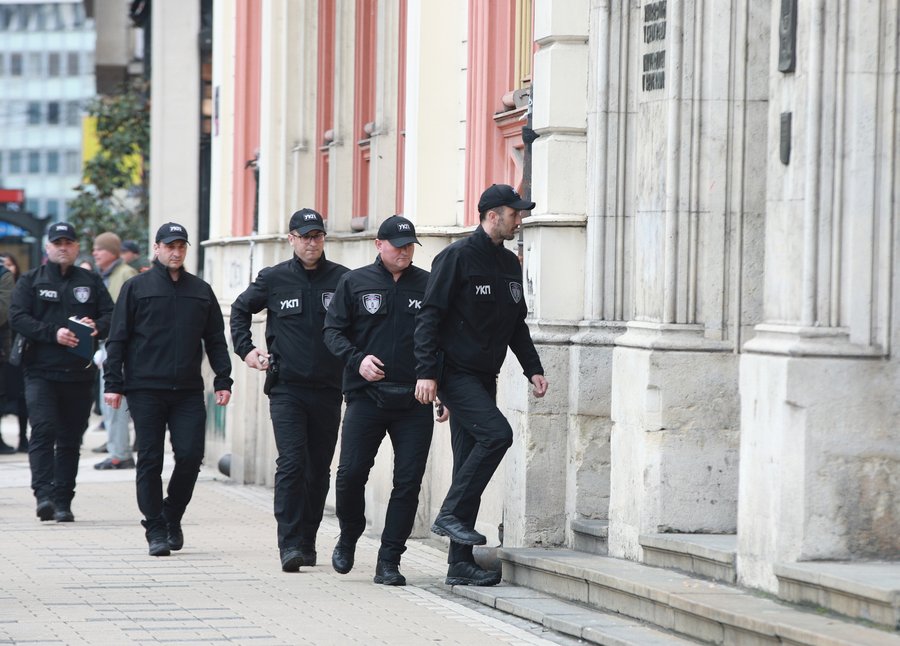 Sve vrvi od policije oko Rektorata, veliki broj službenih vozila i ...