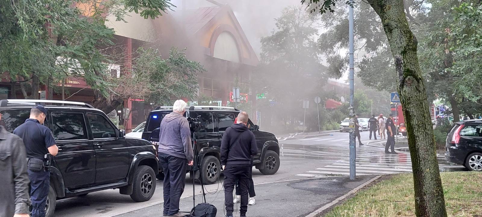 Pogledajte prve fotografije ogromnog požara u TC Enjub na Novom ...