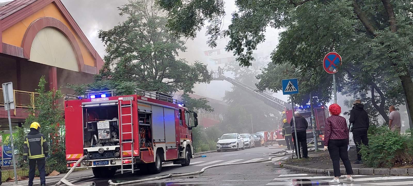 Pogledajte prve fotografije ogromnog požara u TC Enjub na Novom ...