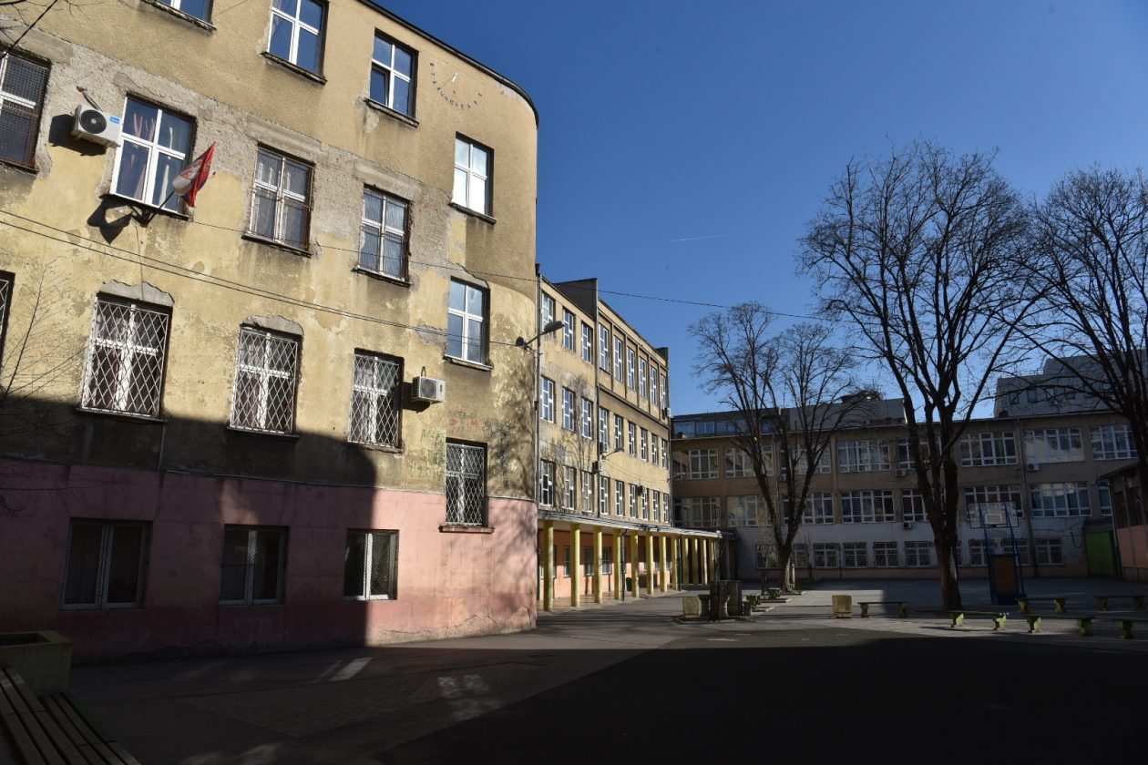 Pukla nadstrešnica iznad ulaza beogradske osnovne škole