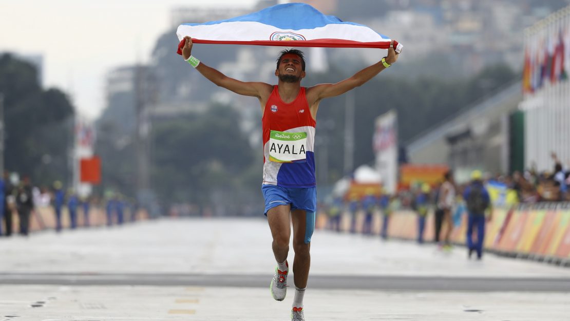 Paragvajski trkač požurio, pa se sapleo o olimpijski znak