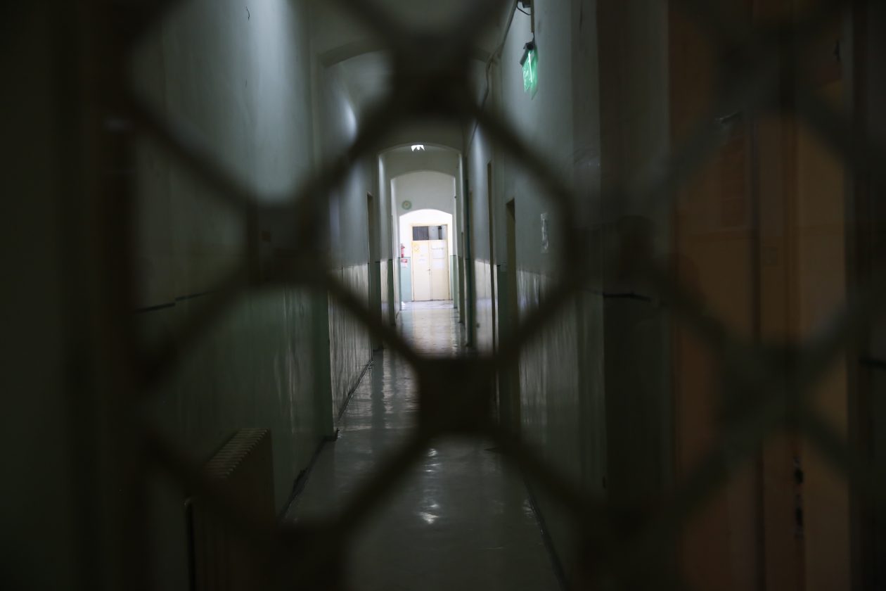 Prekršio zabranu prilaska, pa ubio ženu pred decom: Optuženi za ubistvo bivše partnerke ponovo ...