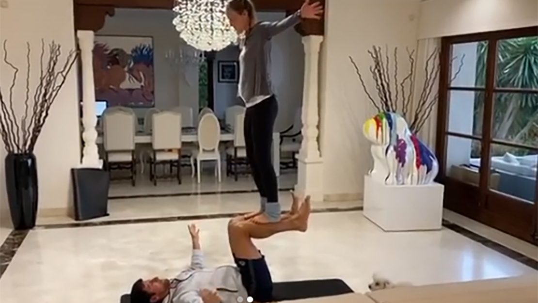 Nole i Jelena u "yoga izazovu": Klinci pevaju, kučići laju