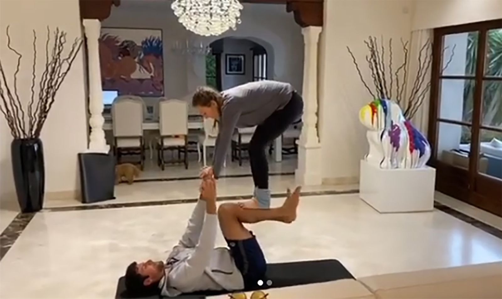 Nole i Jelena u "yoga izazovu": Klinci pevaju, kučići laju