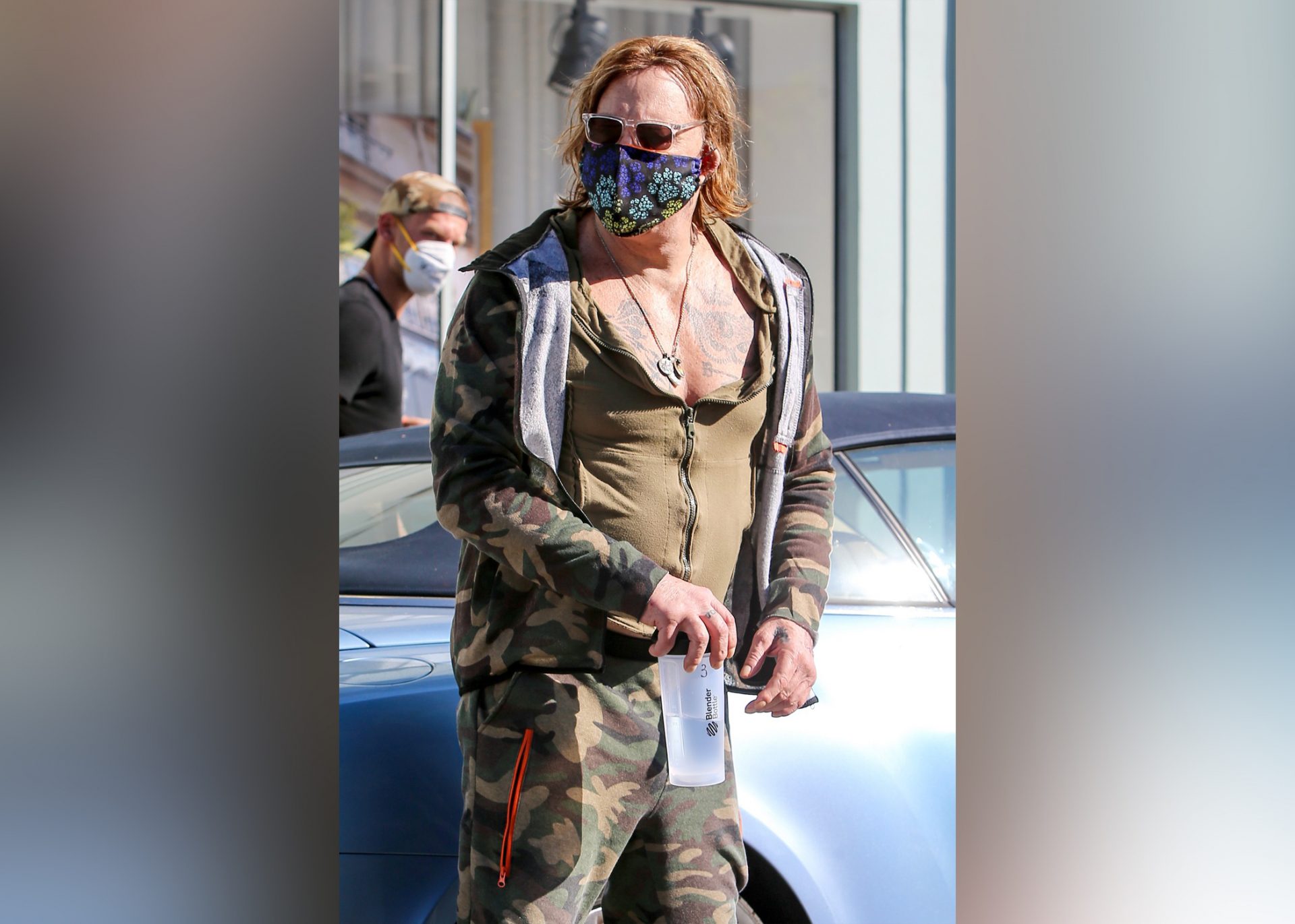 Ni maska mu ne pomaže: Miki Rurk izgleda sve gore