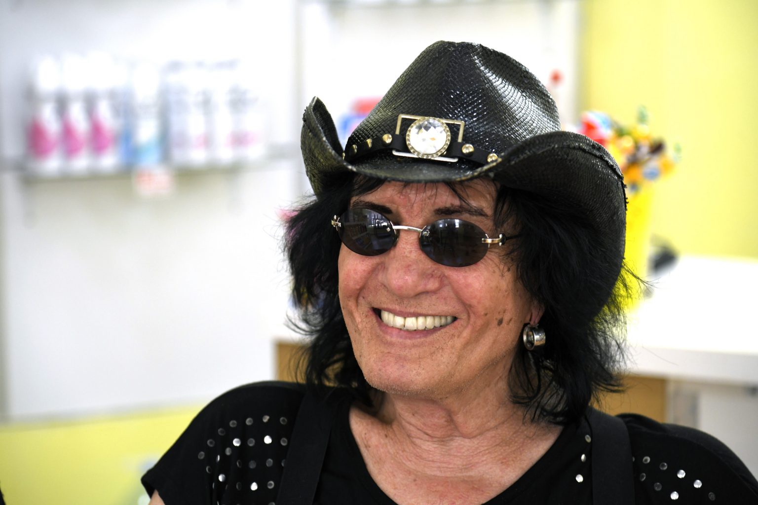 Pogledajte kako Milić Vukašinović izgleda bez šešira (FOTO)