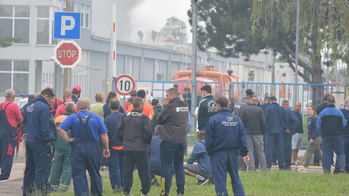 Novi Sad: Požar u fabrici, radnici istrčali ispred