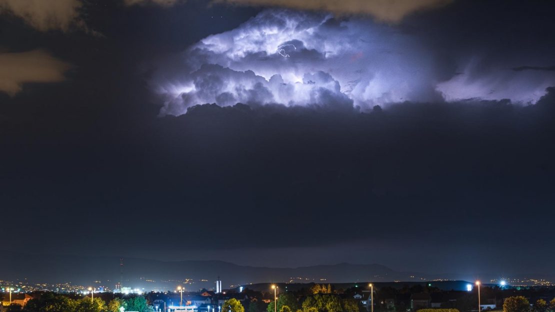 (VIDEO) Nevreme u Zagrebu, pao grad, vetar nosio krovove