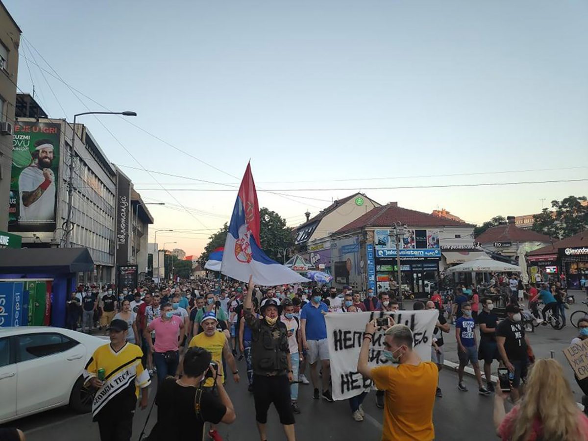 Niš: Šetnja do SNS i zagrljaj sa žandarmerijom