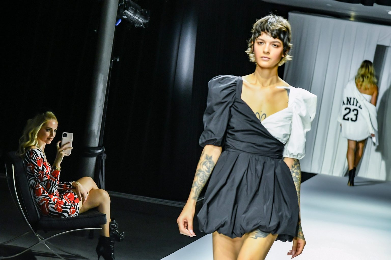 Skandal Kjare Feranji - šta će lepa žena u poznatom muzeju?