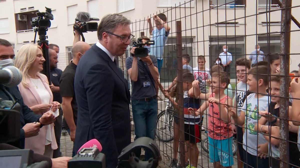 Deca u Banjaluci skandirala Vučiću, on im podelio čokoladice