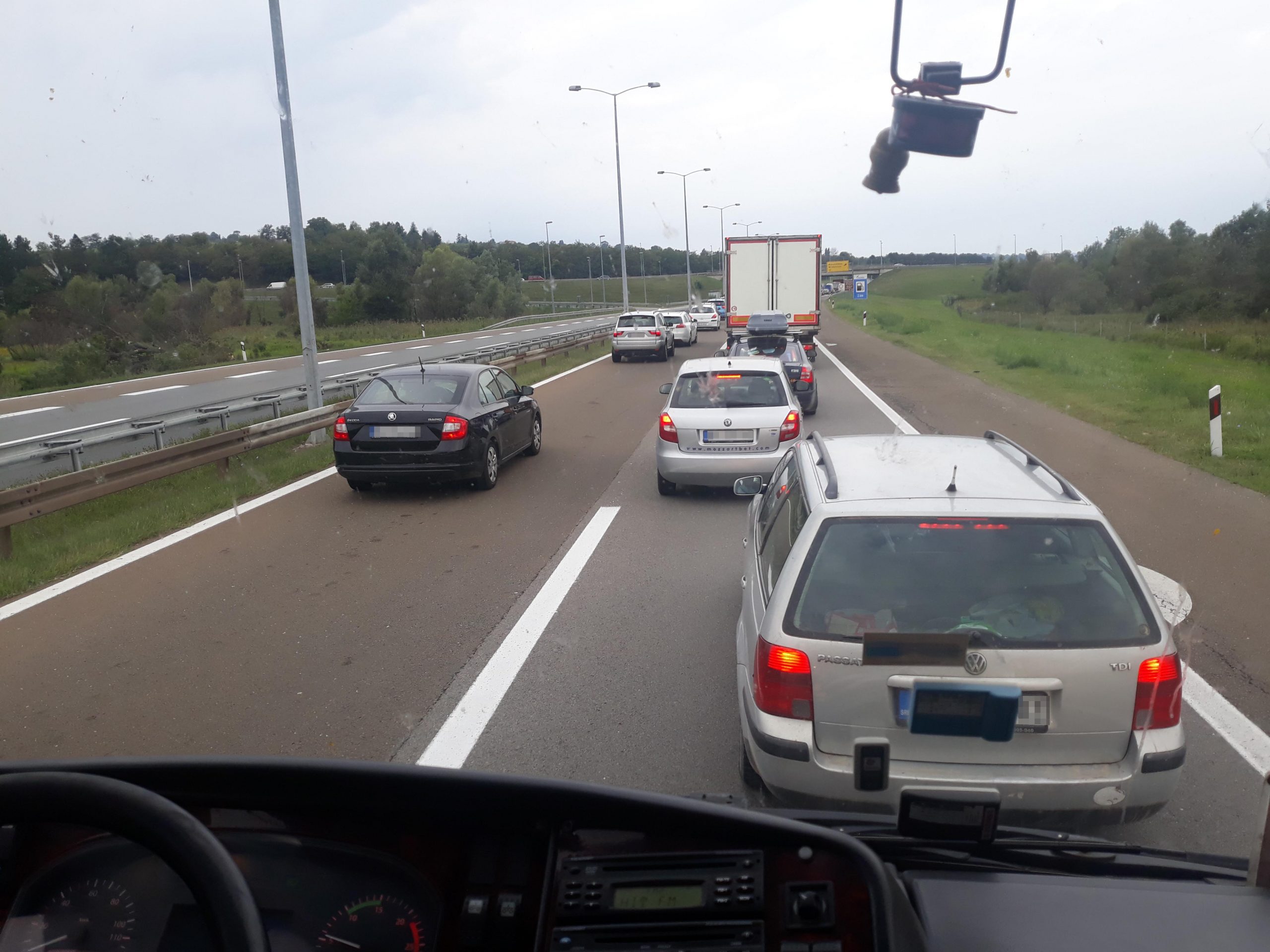 Nepregledna kolona na auto-putu kod skretanja za Mladenovac