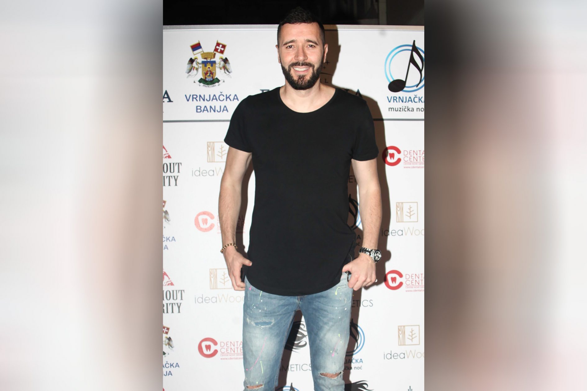 Anđeoskim glasom "šije" estradu: Indira Beriša u originalu skinula ...