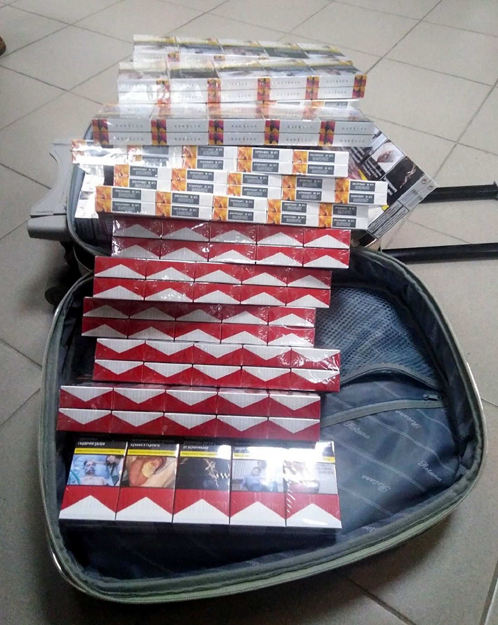 Bugari u koferima švercovali cigarete