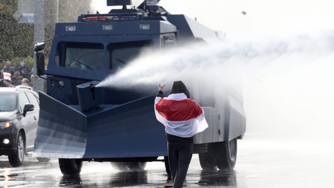 Preko 100.000 demonstranata u Minsku, hapšenja i vodeni top