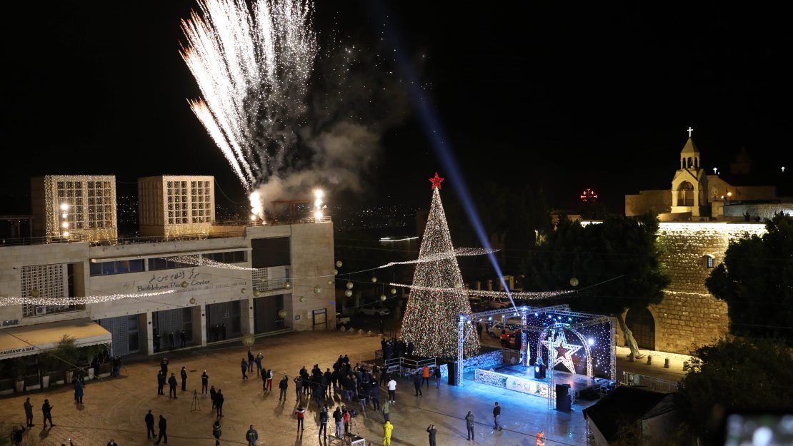 (FOTO) Vitlejem: Osvetljavanje božićne jelke u doba korone