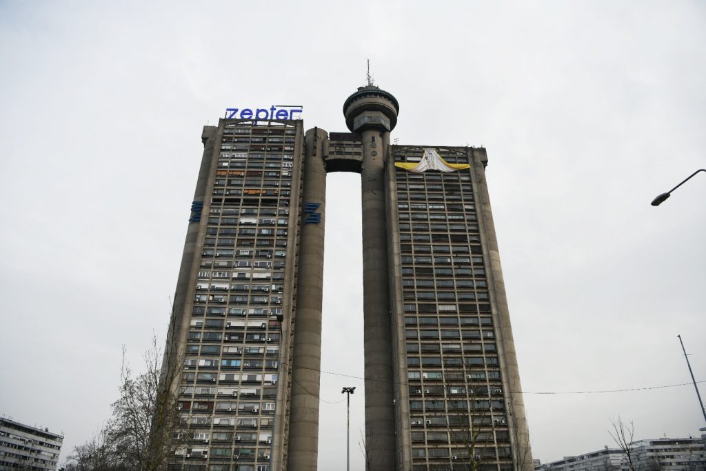 Neverovatan snimak noćašnjeg udara groma u Geneks VIDEO