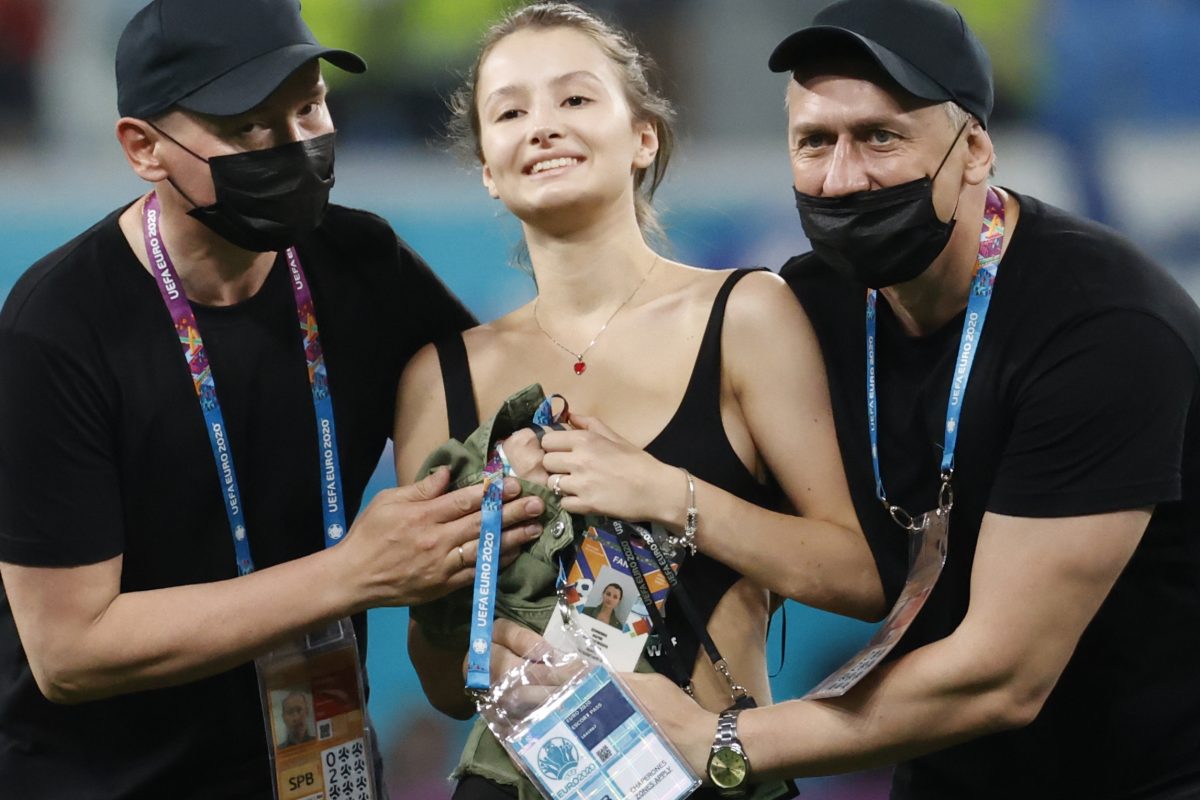 Nova Kinsi Volanski: Lepotica ušla na teren i prekinula meč