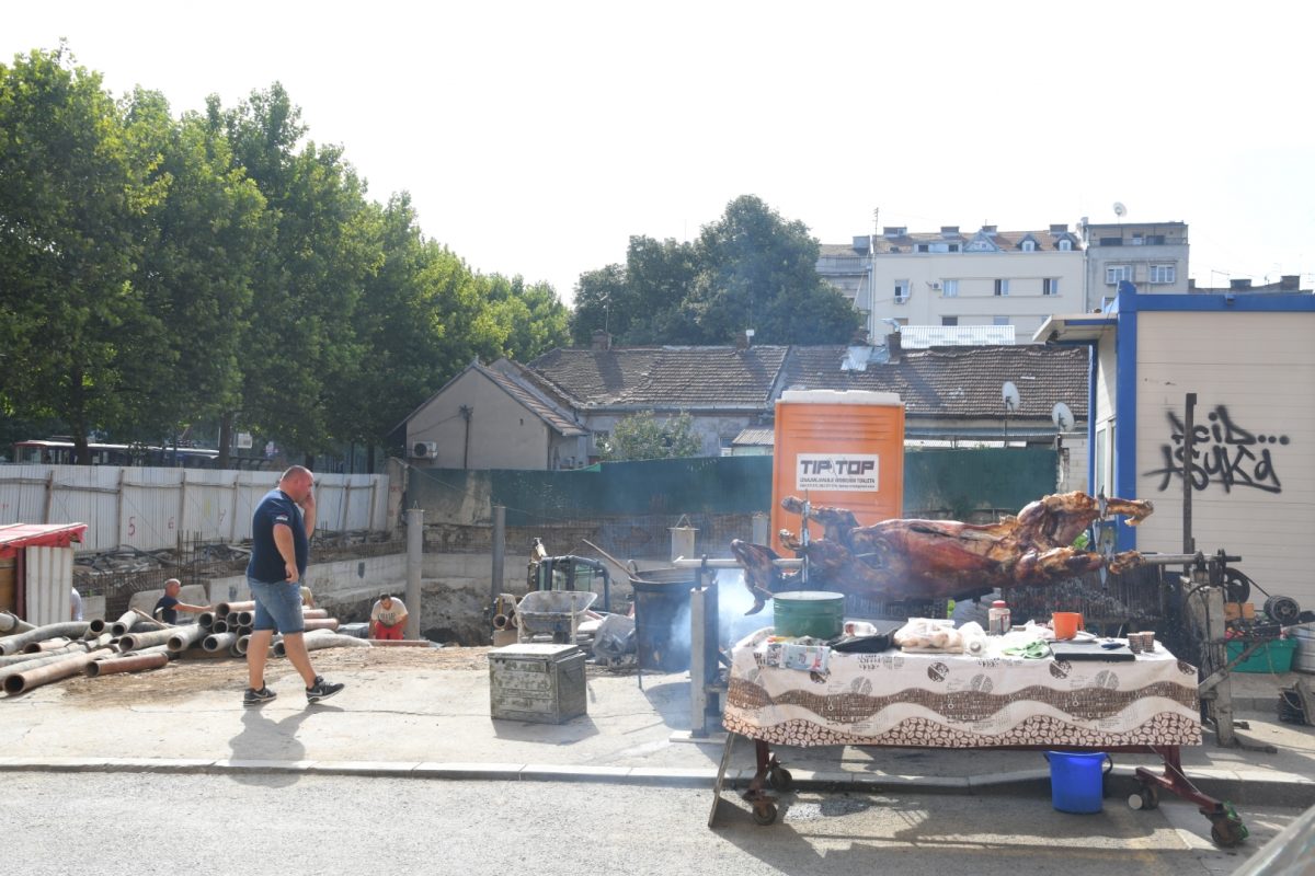 Okrenuli vola na ražnju kod Vukovog spomenika (FOTO)
