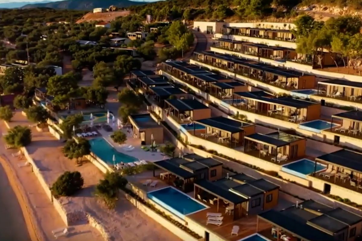 Glamping - kamp kućice sa bazenom i batlerom