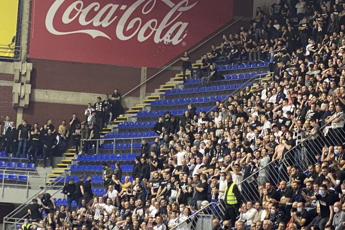 VIDEO Deo navijača Partizana otišao iz Pionira usred meča, ostali ih ...