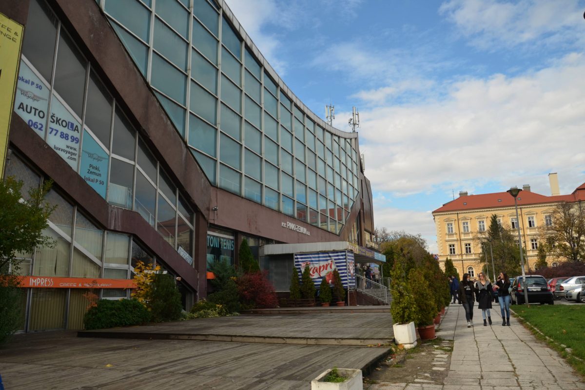 FOTO Propao deo plafona na glavnom ulazu u SC Pinki u Zemunu - Naslovi.net
