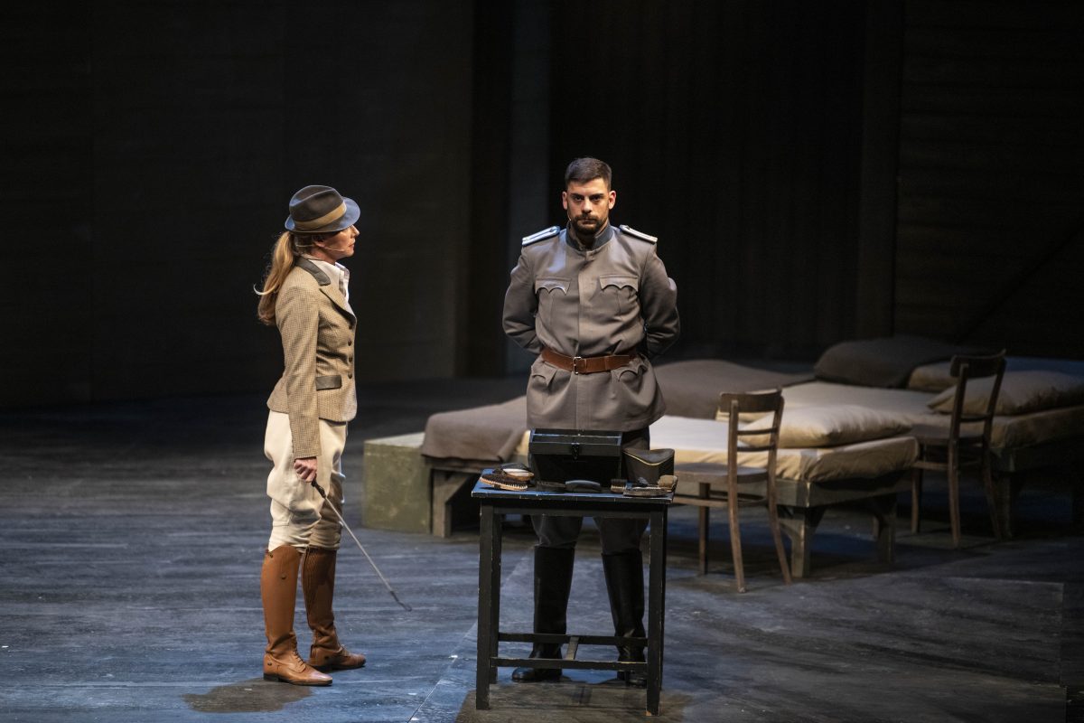 Posle 4 sata predstave “Te noći sam je video” 4 minuta aplauza